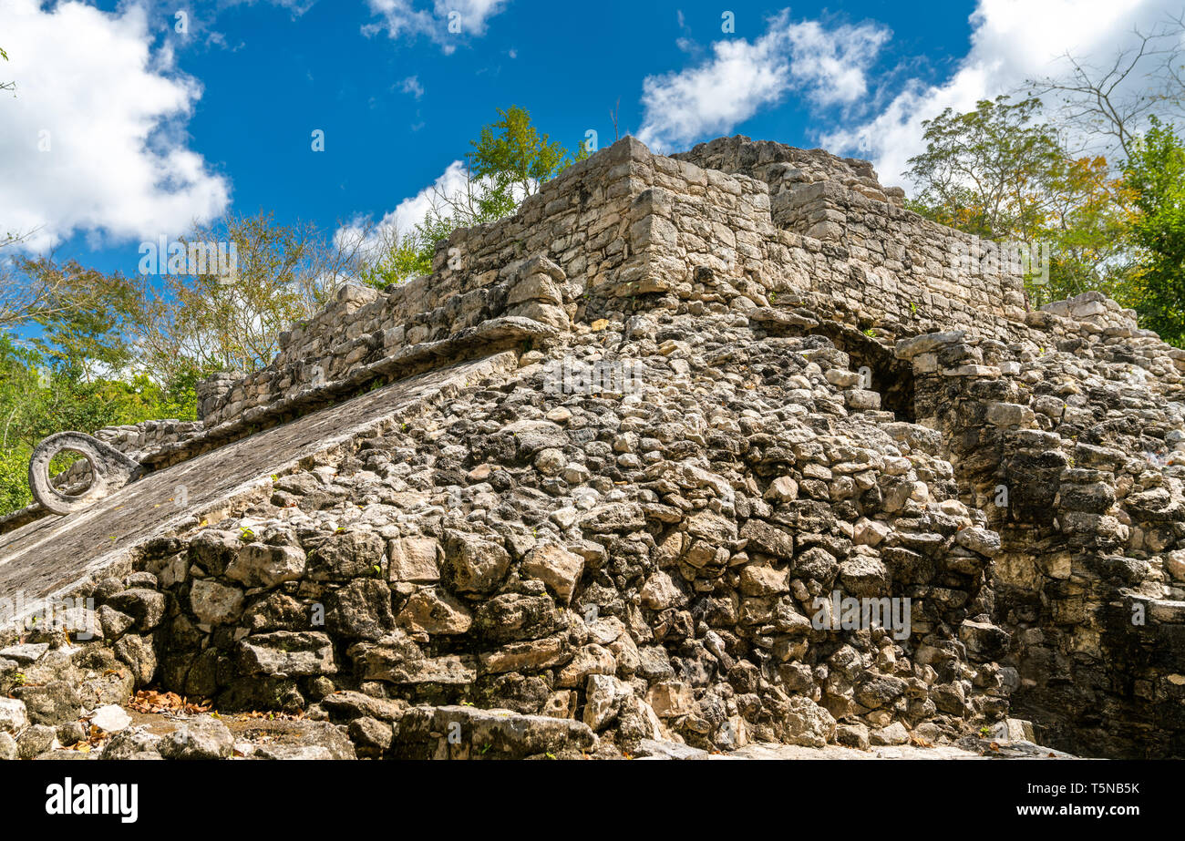 Maya pyramid construction hi-res stock photography and images - Alamy