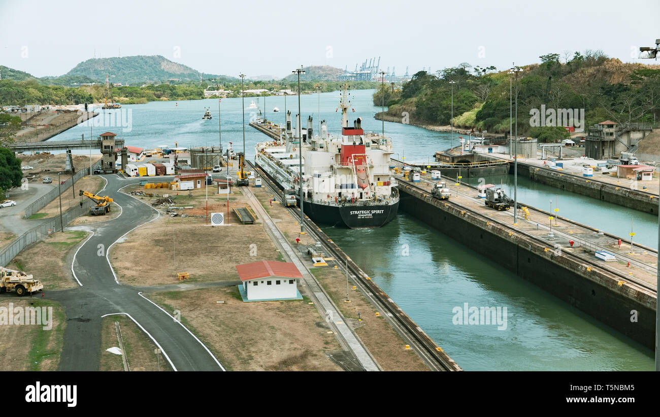 Electric locomotives, known as "mules", guide ships through the ...