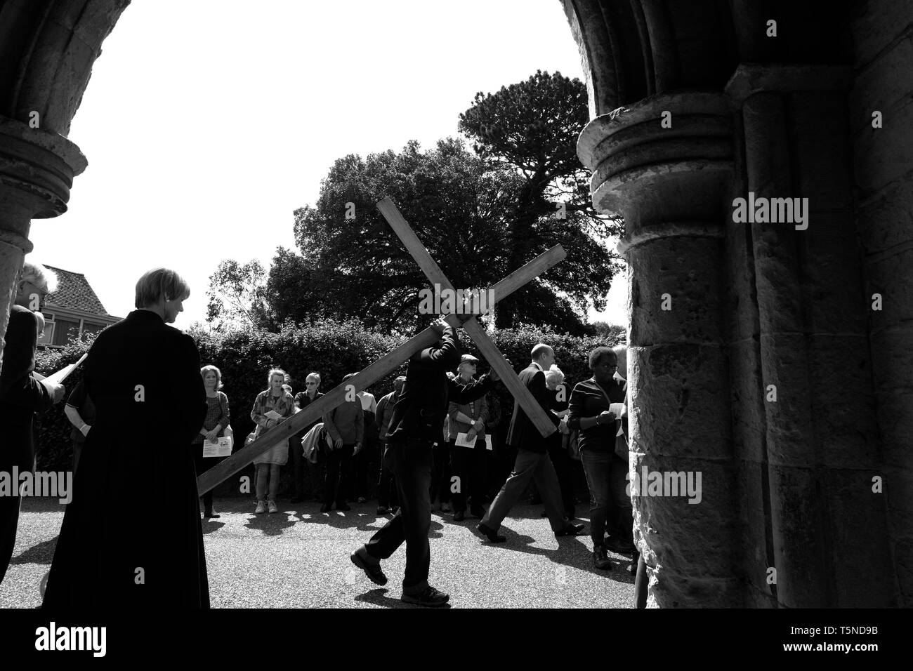 Jesus carrying the holy cross Black and White Stock Photos & Images - Alamy
