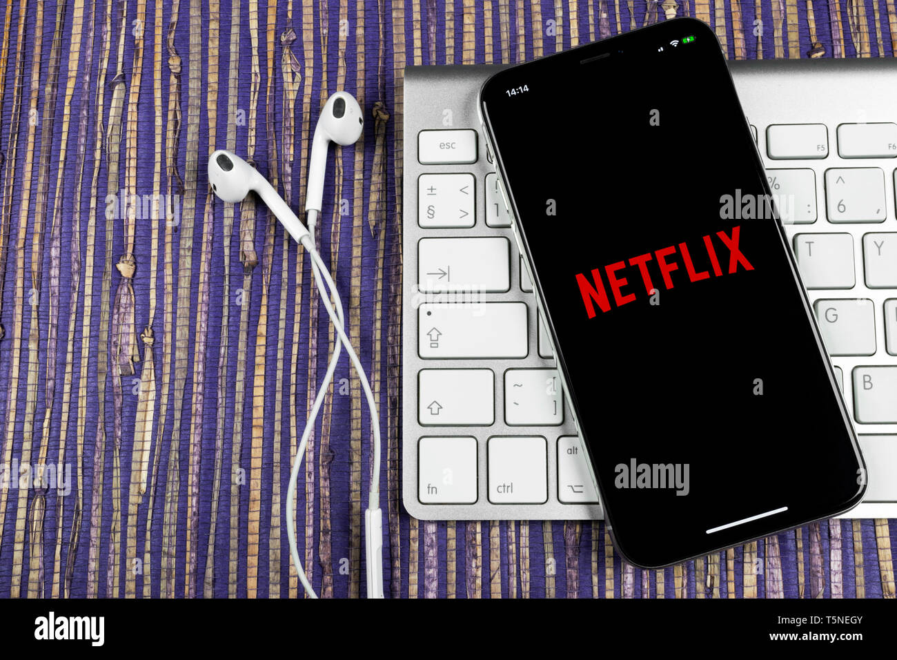 Netflix app icon hi-res stock photography and images - Alamy
