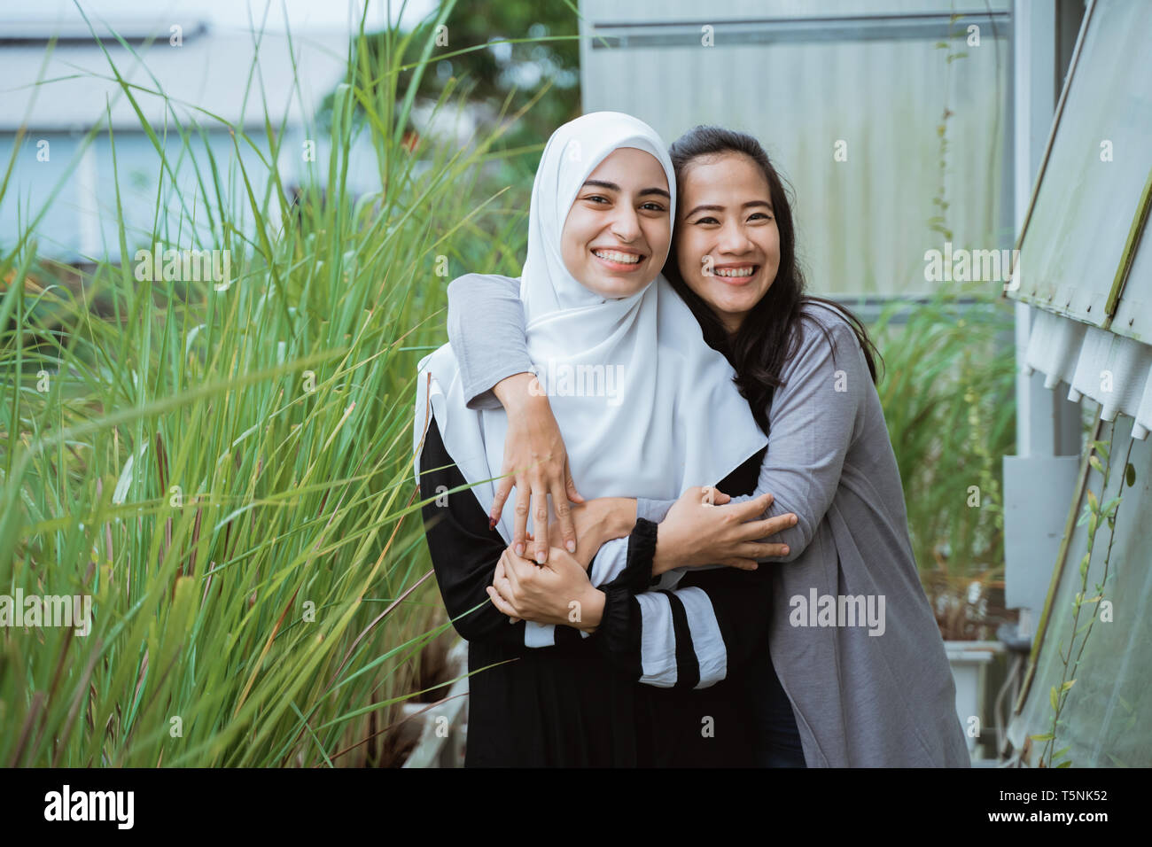 middle eastern woman friend together Stock Photo - Alamy