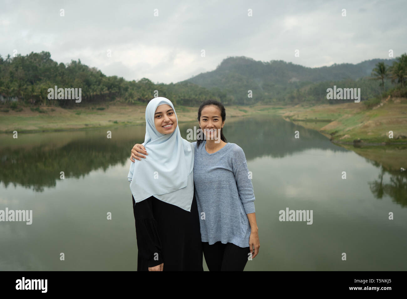 middle eastern woman friend together Stock Photo - Alamy