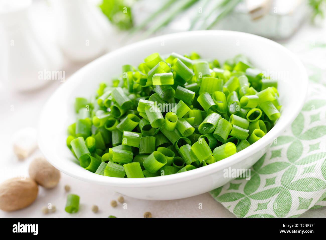 Bowl chopped spring onions hi-res stock photography and images - Alamy