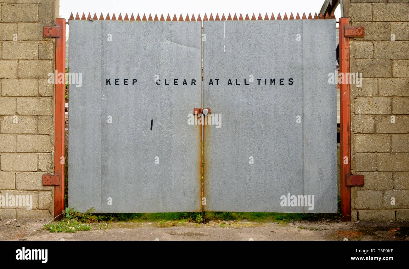 Keep clear at all times sign on a metal gate Stock Photo - Alamy