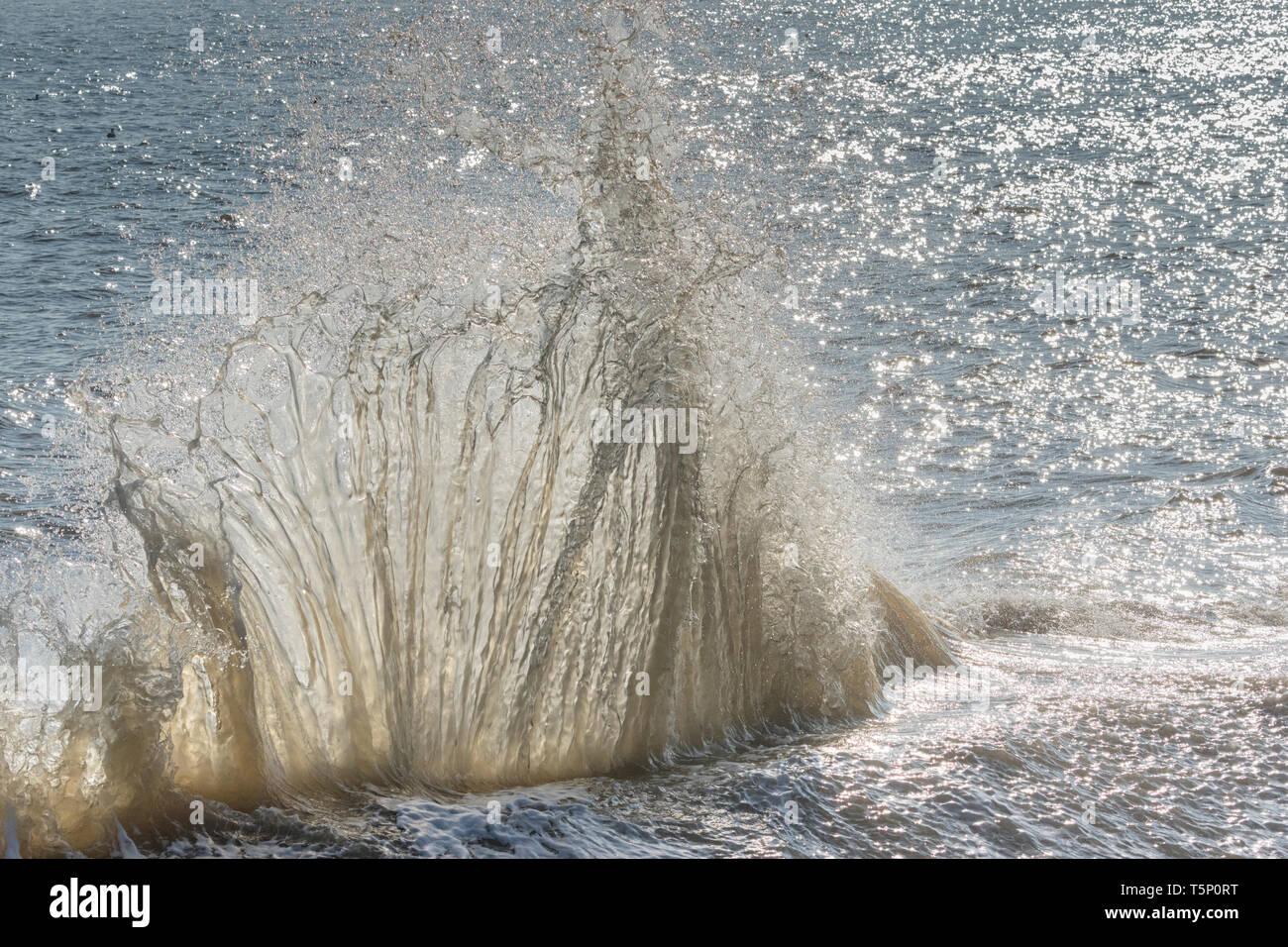 Crashing waves sending white hi-res stock photography and images - Alamy
