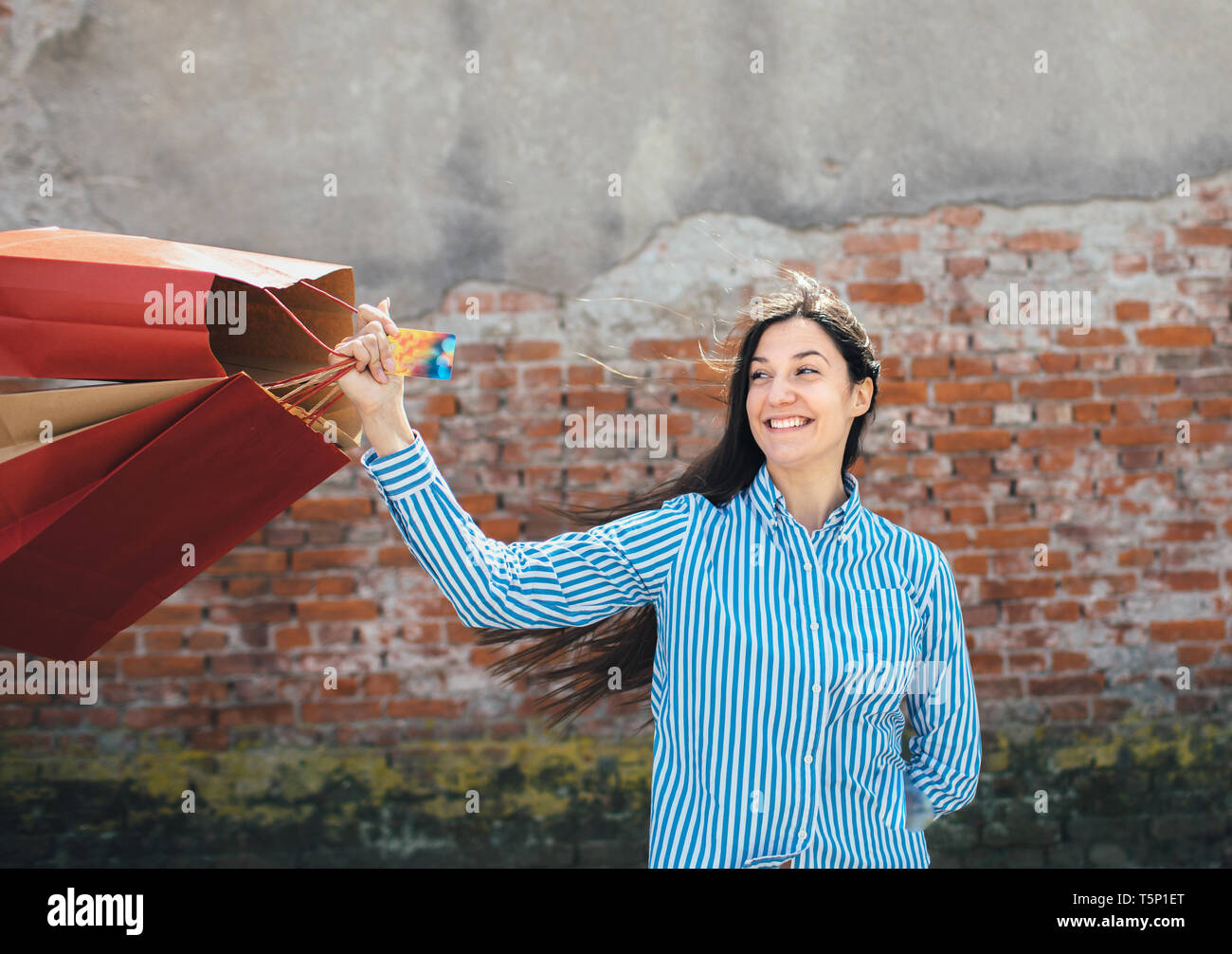 People with shopping bags hi-res stock photography and images - Alamy