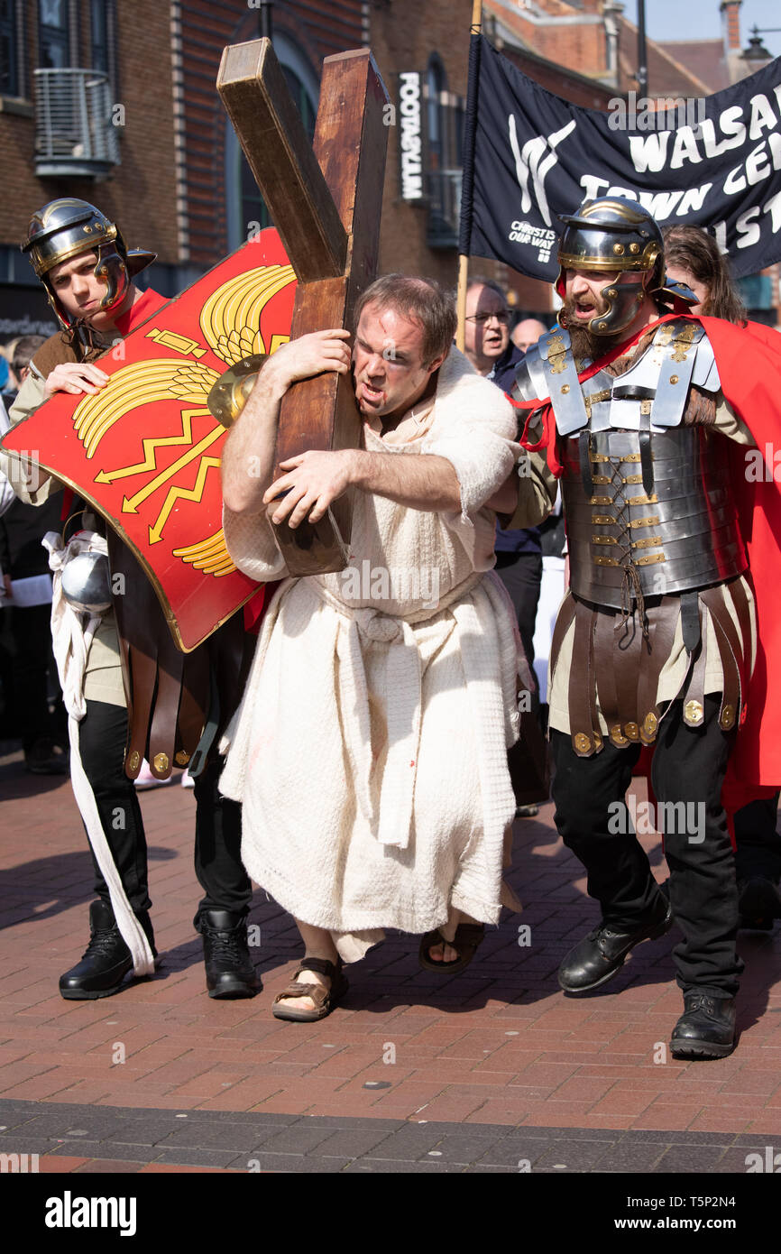 Jesus carrying the cross hi-res stock photography and images - Alamy