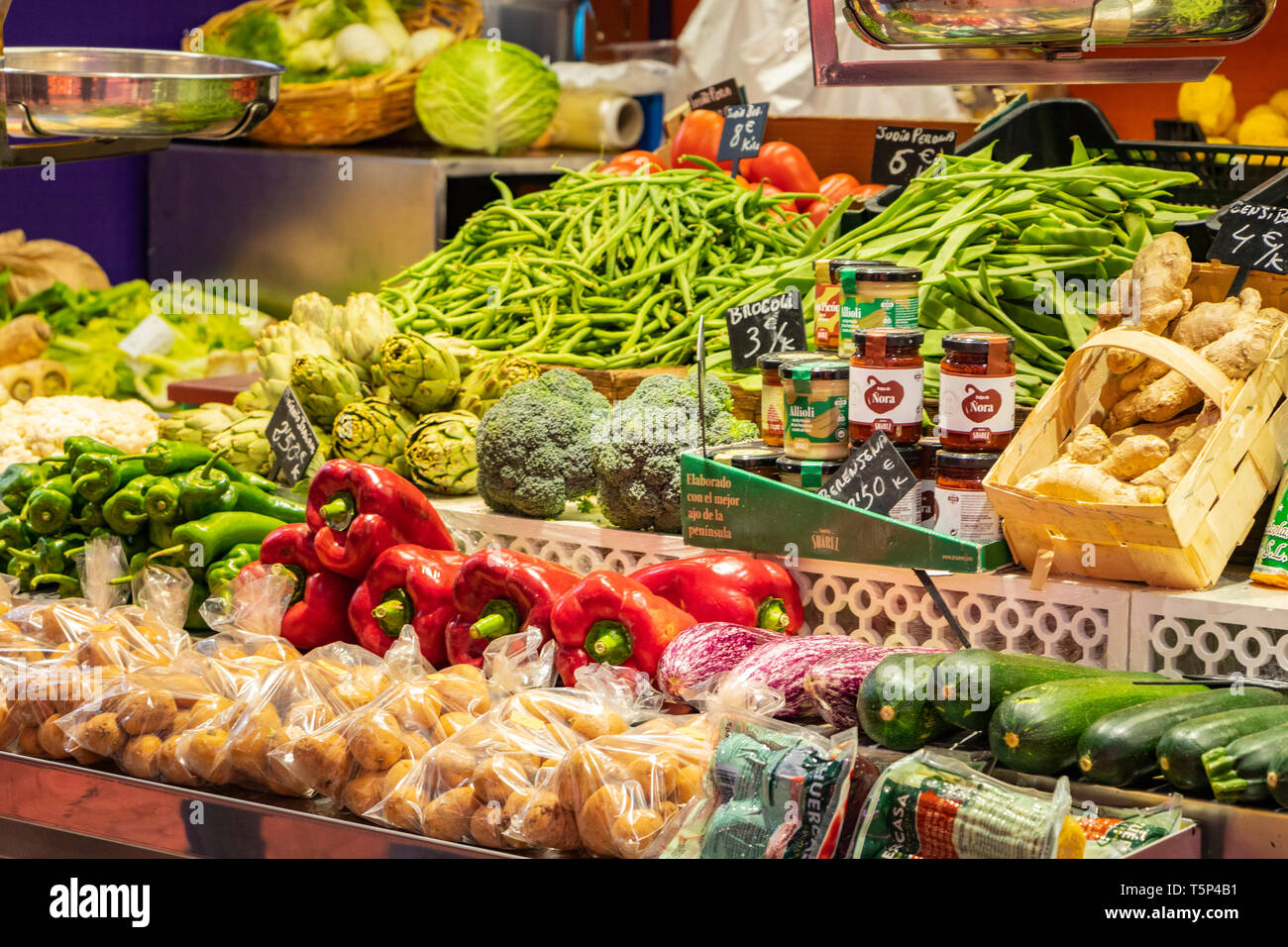 Valencia central market beans hi-res stock photography and images - Alamy