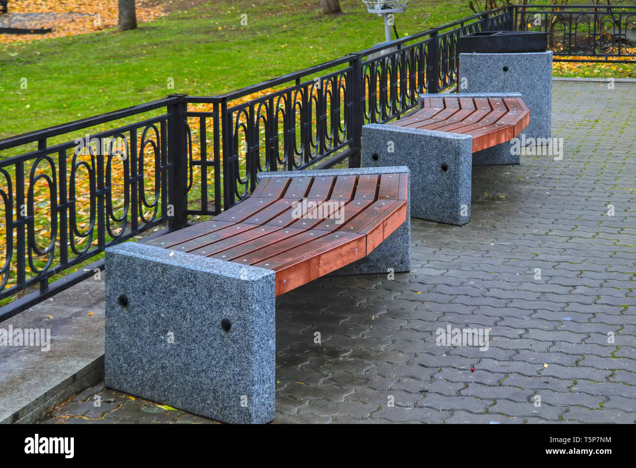 Autumn park bench, rainy texture background. Rain in autumn park, drops ...