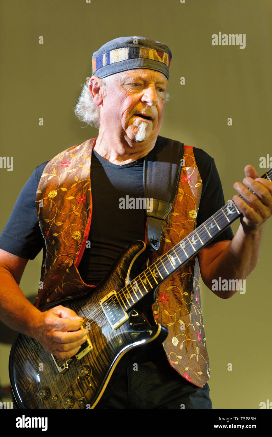 Martin barre guitarist hi-res stock photography and images - Alamy