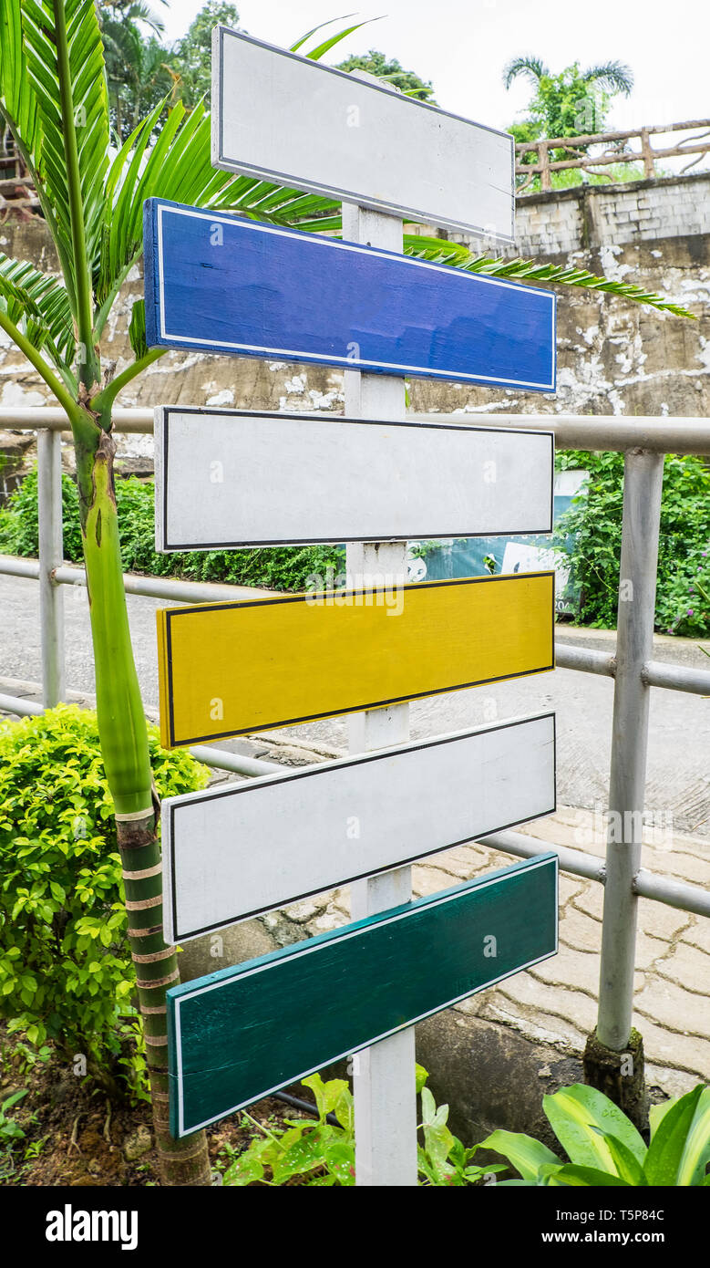 Garden directional arrow sign hi-res stock photography and images - Alamy