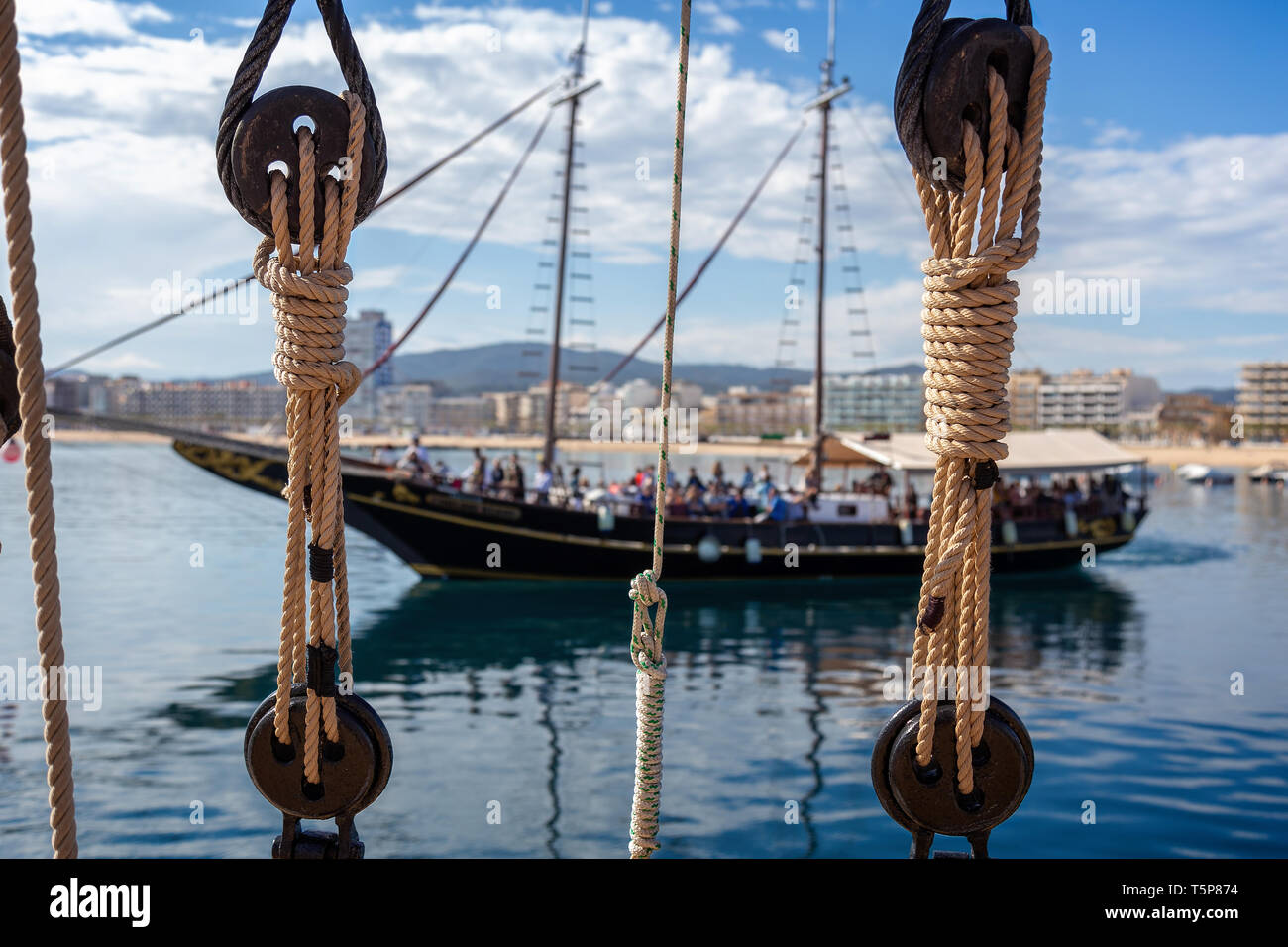 Boat moorings rope, rope pulley Stock Photo - Alamy