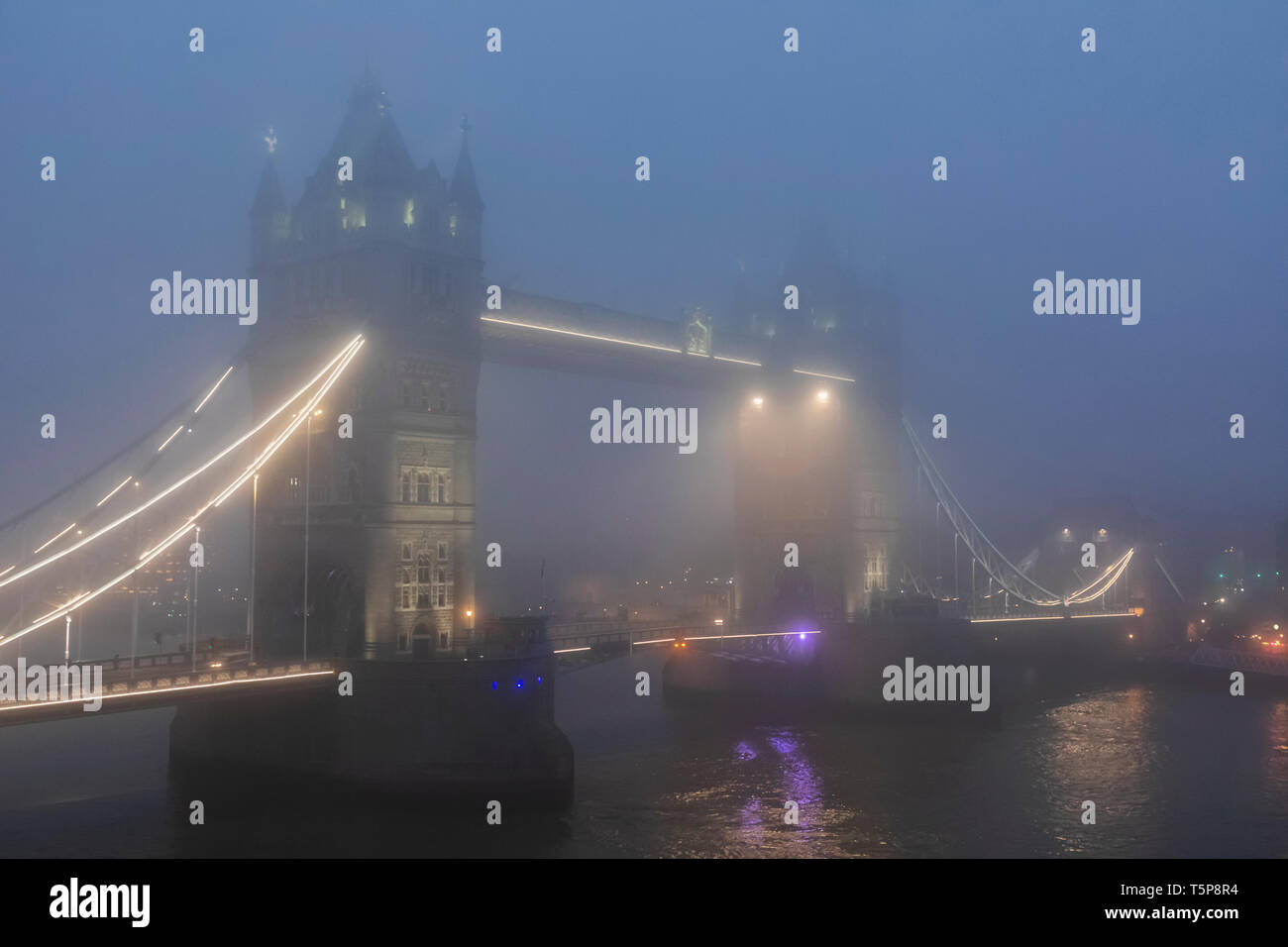 London mist night hi-res stock photography and images - Alamy