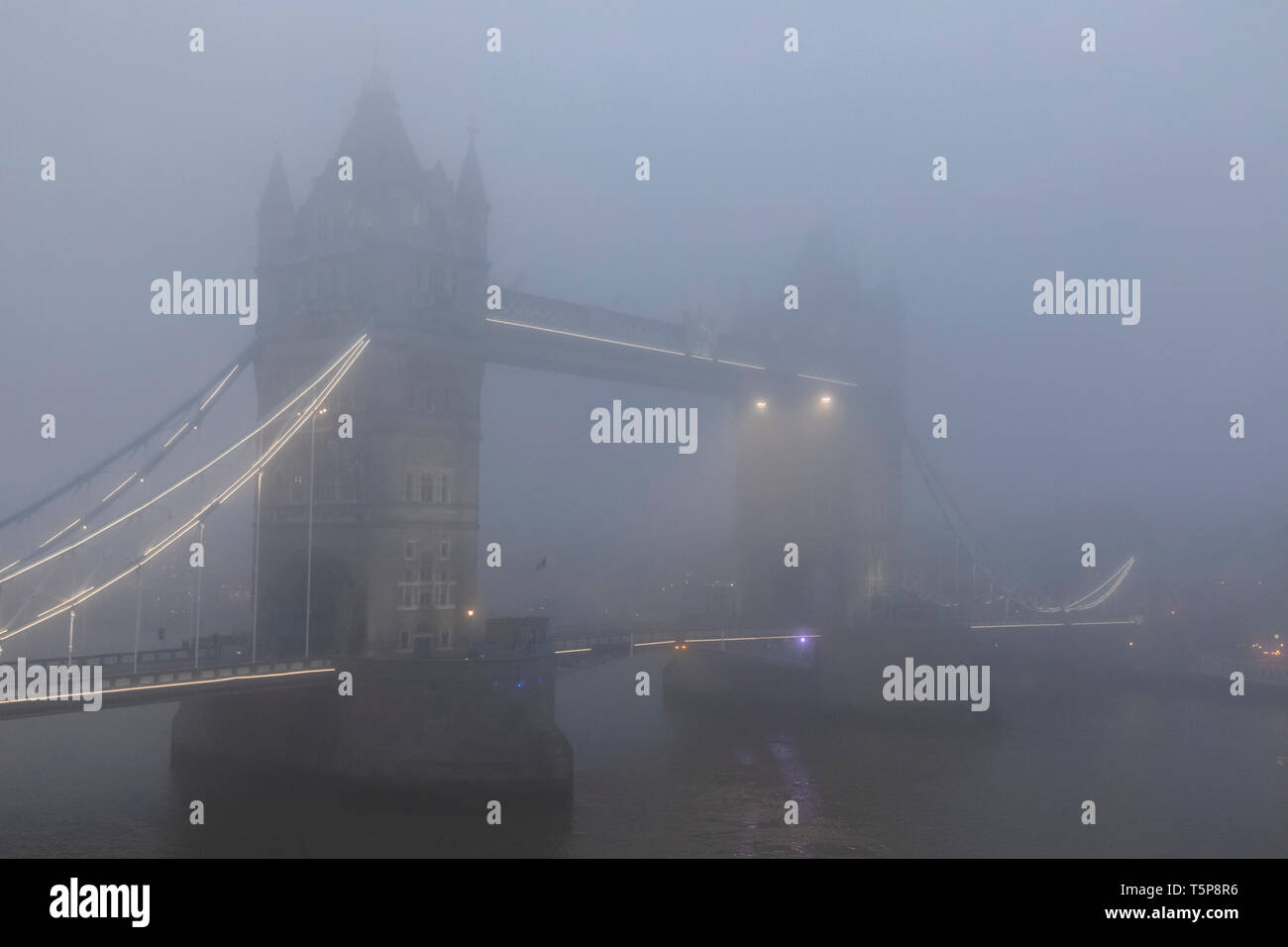 London mist night hi-res stock photography and images - Alamy