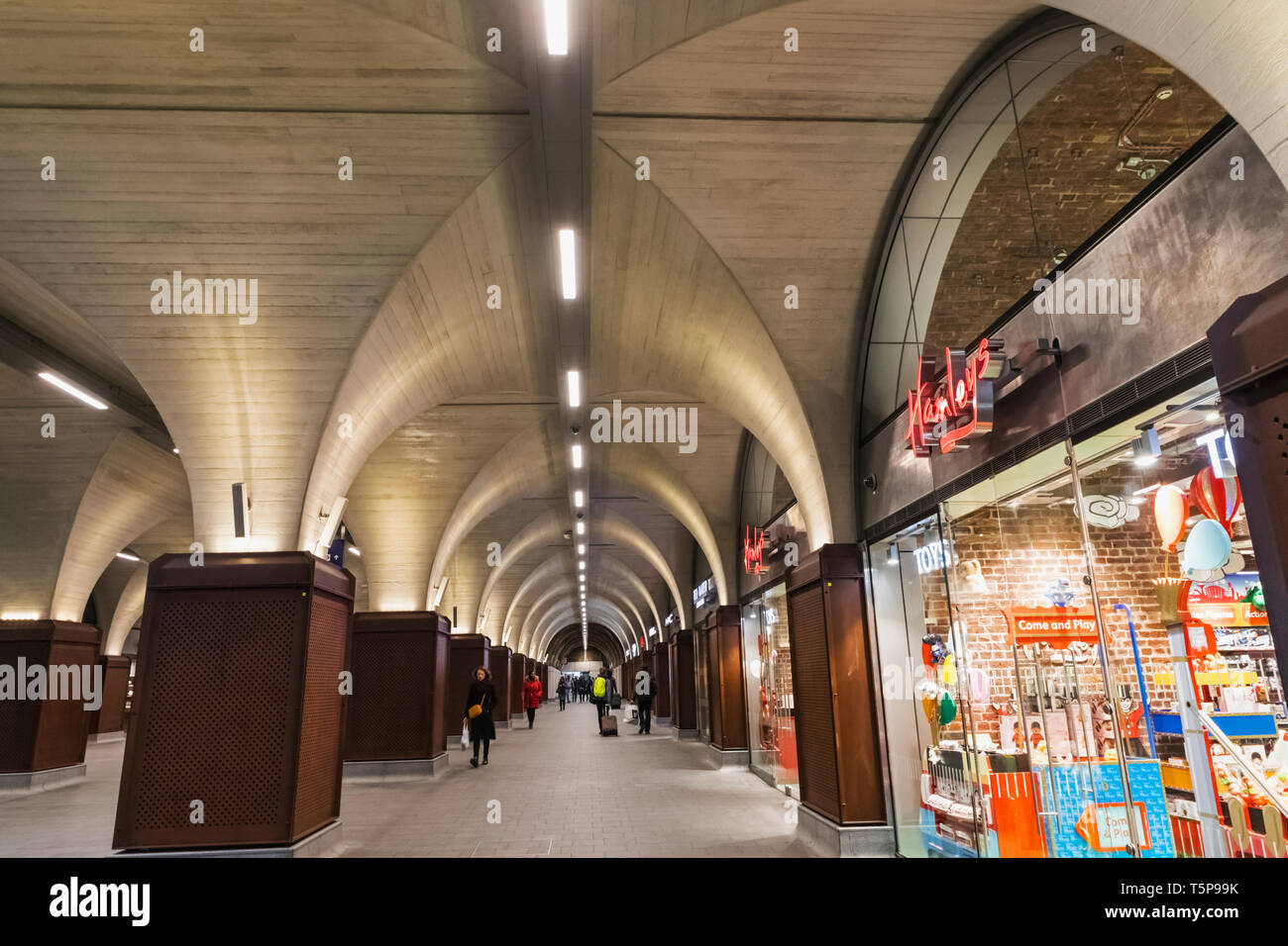 England, London, Southwark, London Bridge City, London Bridge Train ...