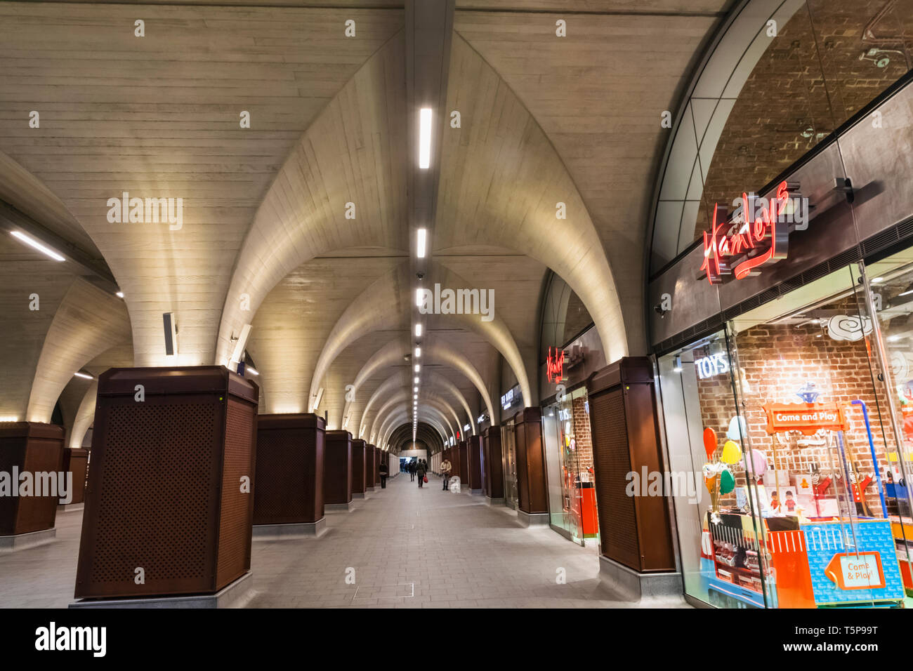 England, London, Southwark, London Bridge City, London Bridge Train ...