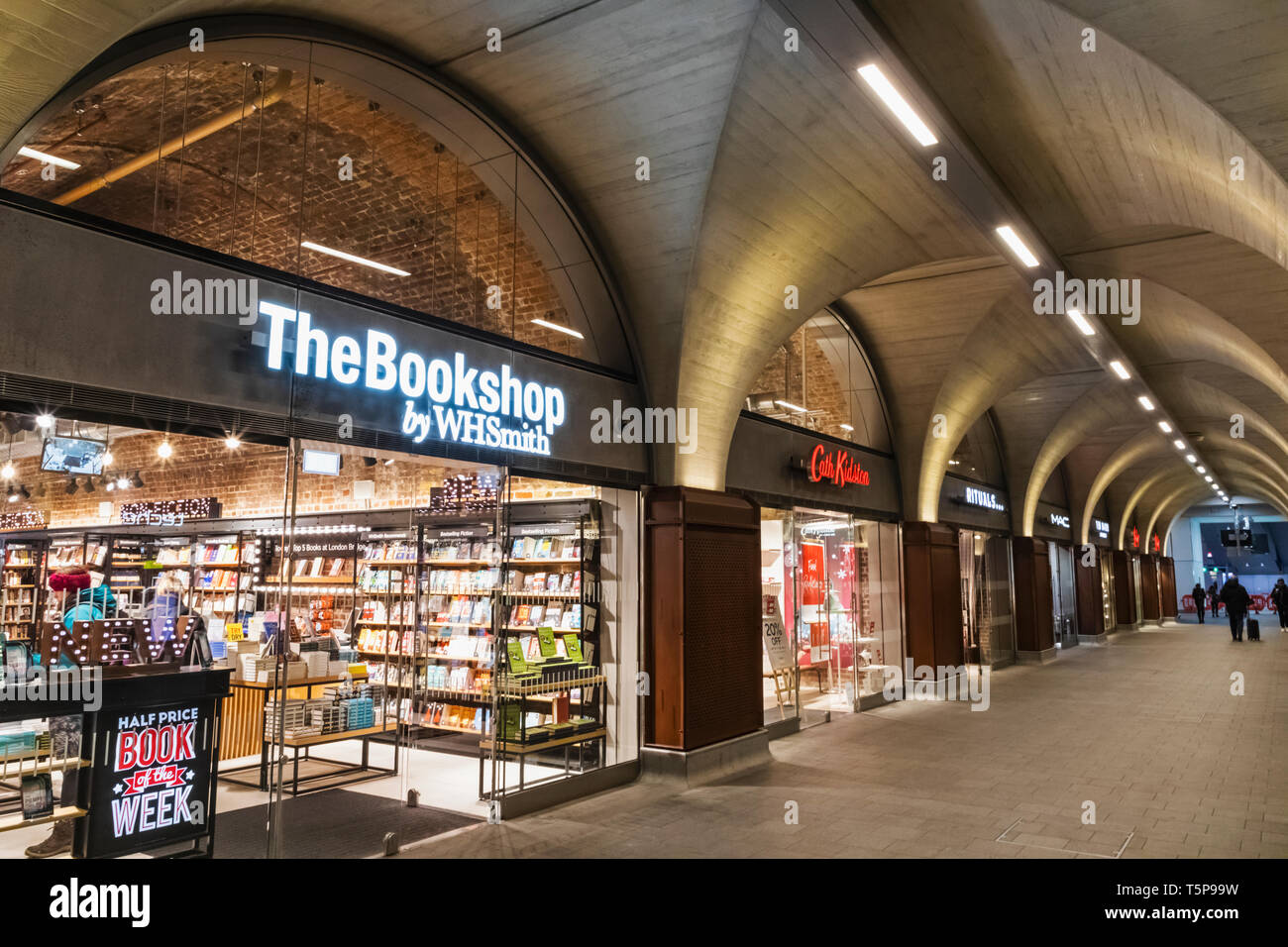 England, London, Southwark, London Bridge City, London Bridge Train ...