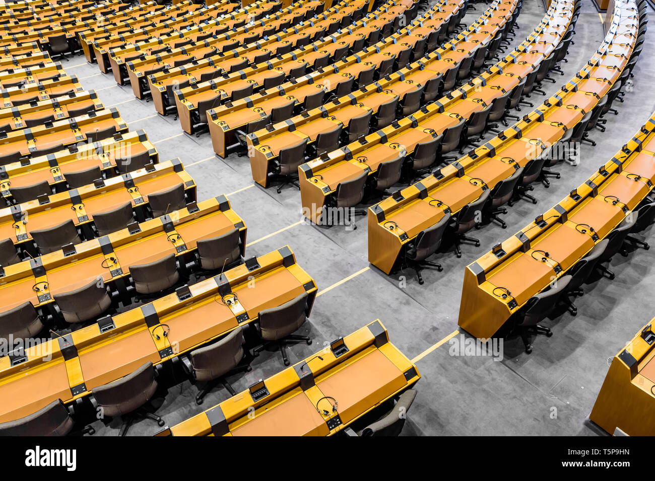 Rows of desks hi-res stock photography and images - Alamy