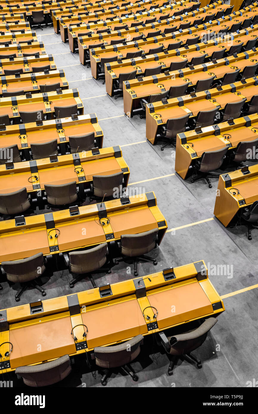Rows of desks hi-res stock photography and images - Alamy