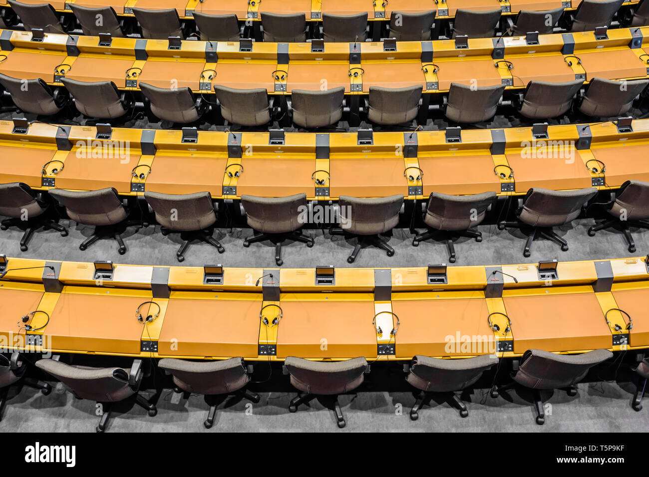Rows of desks hi-res stock photography and images - Alamy