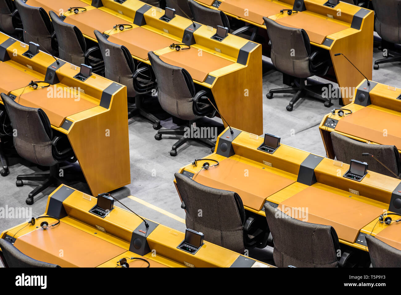 Empty desks hi-res stock photography and images - Alamy