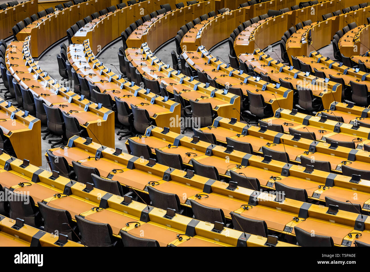 Row rows desks hi-res stock photography and images - Alamy