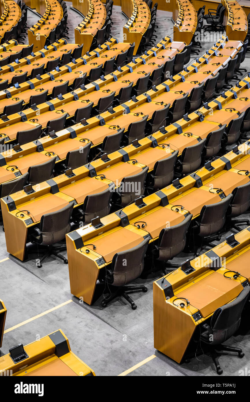 Row of desks hi-res stock photography and images - Alamy