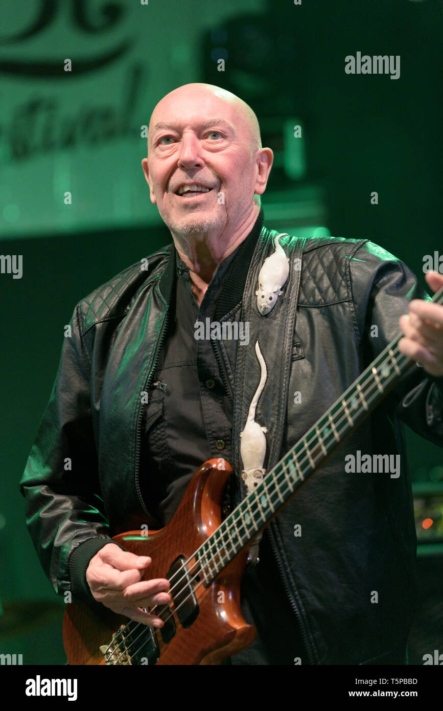 Pete agnew bassist hi-res stock photography and images - Alamy