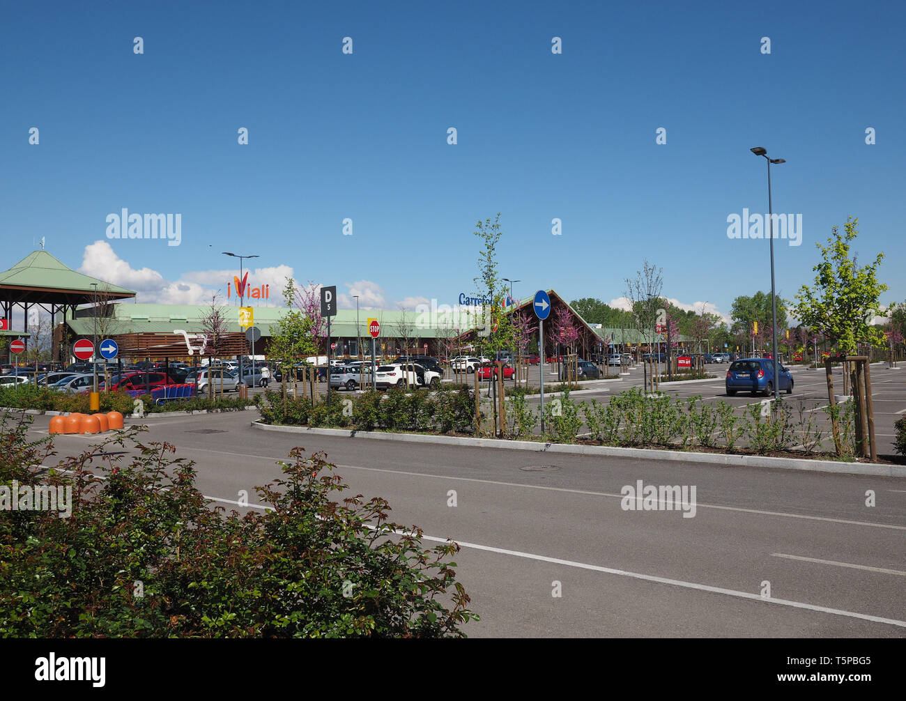 Carrefour italy hi-res stock photography and images - Alamy