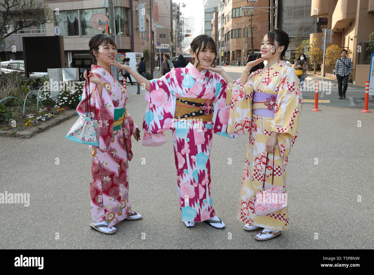 Japanese girls in tokyo hi-res stock photography and images - Alamy