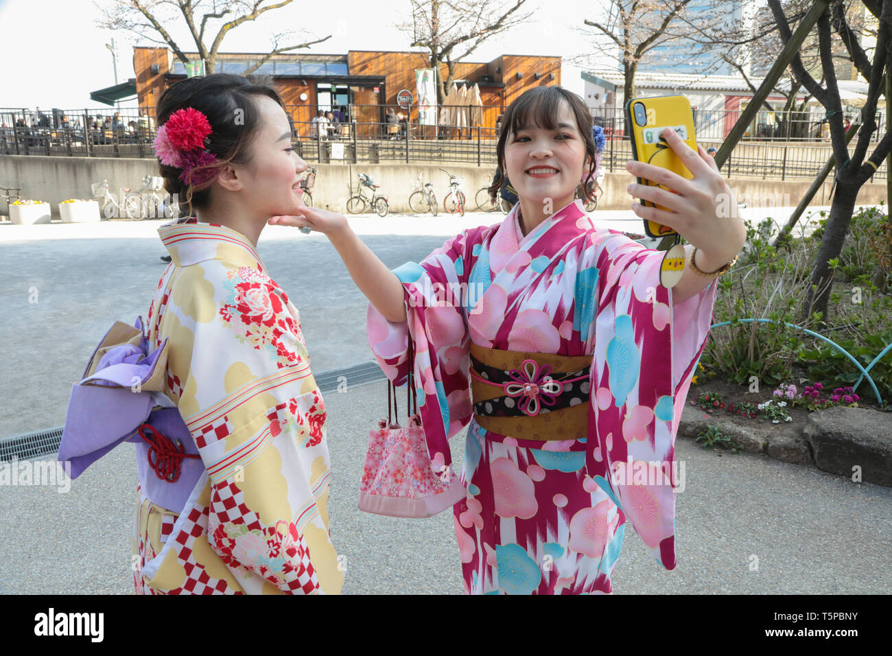 Japanese girls in tokyo hi-res stock photography and images - Alamy