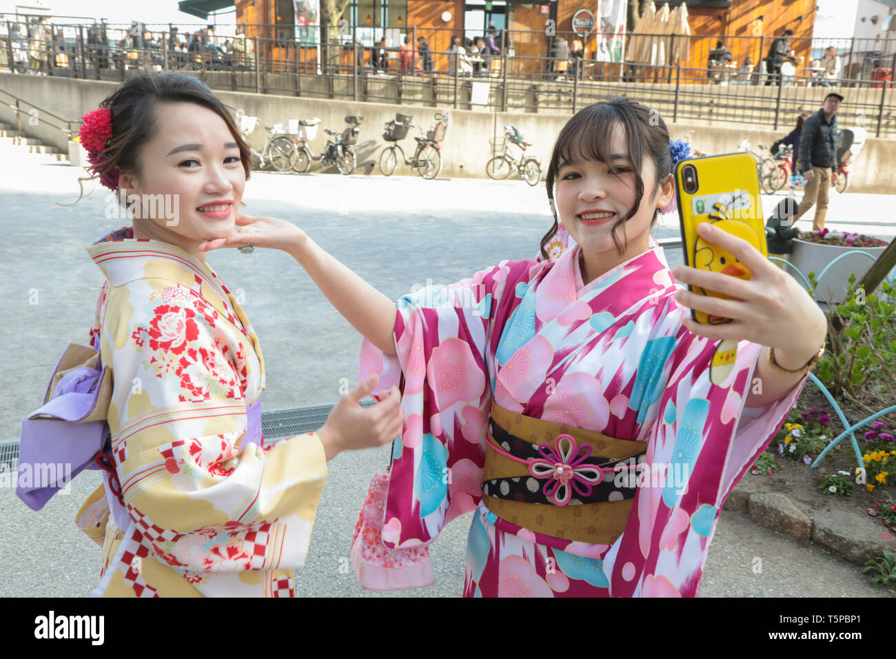 Japanese girls in tokyo hi-res stock photography and images - Alamy