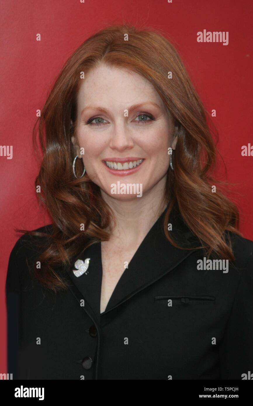 Julianne Moore 2004 Photo By John Barrett/PHOTOlink.net Stock Photo - Alamy