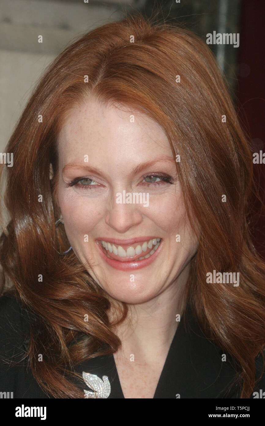 Julianne Moore 2004 Photo By John Barrett/PHOTOlink.net Stock Photo - Alamy