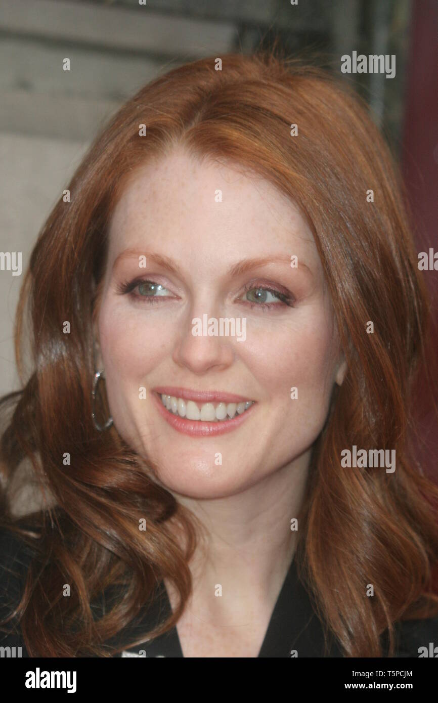 Julianne Moore 2004 Photo By John Barrett/PHOTOlink.net Stock Photo - Alamy