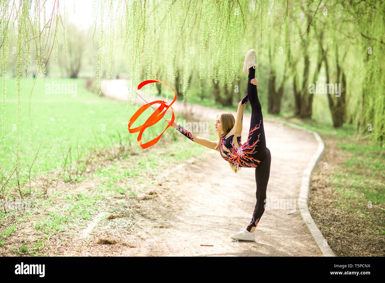 Gymnast girl hi-res stock photography and images - Alamy