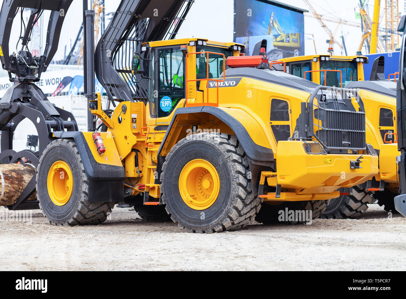 Volvo dump truck hi-res stock photography and images - Alamy