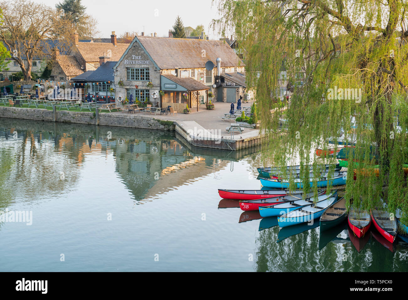 Riverside pub lechlade hi-res stock photography and images - Alamy