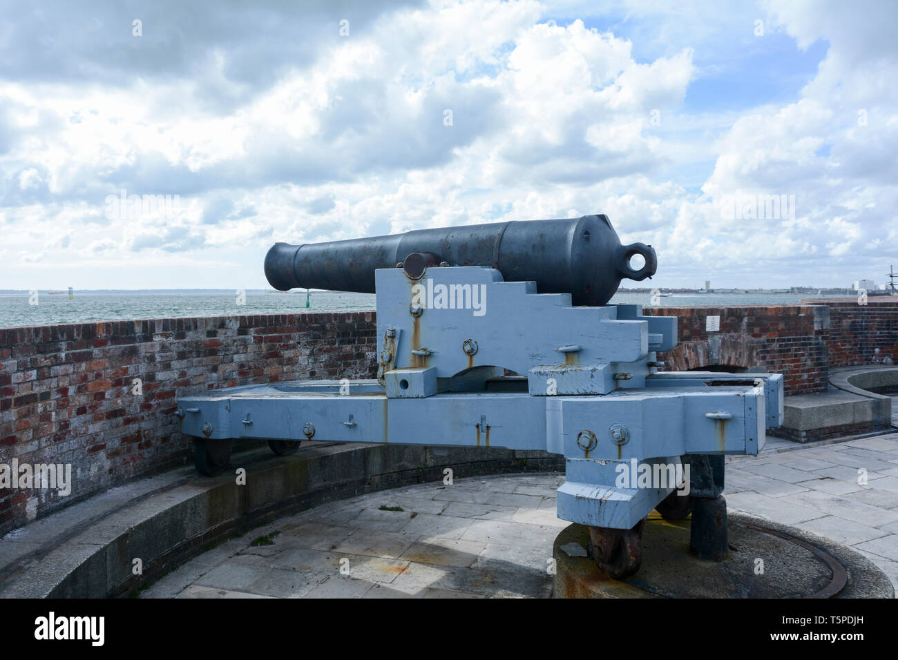 64 pounder gun at Henry VIII's Southsea Castle, Clarence Esplanade ...