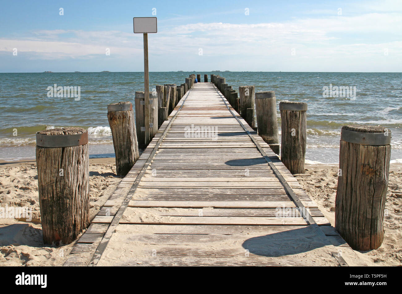 Wooden mooring piles hi-res stock photography and images - Alamy