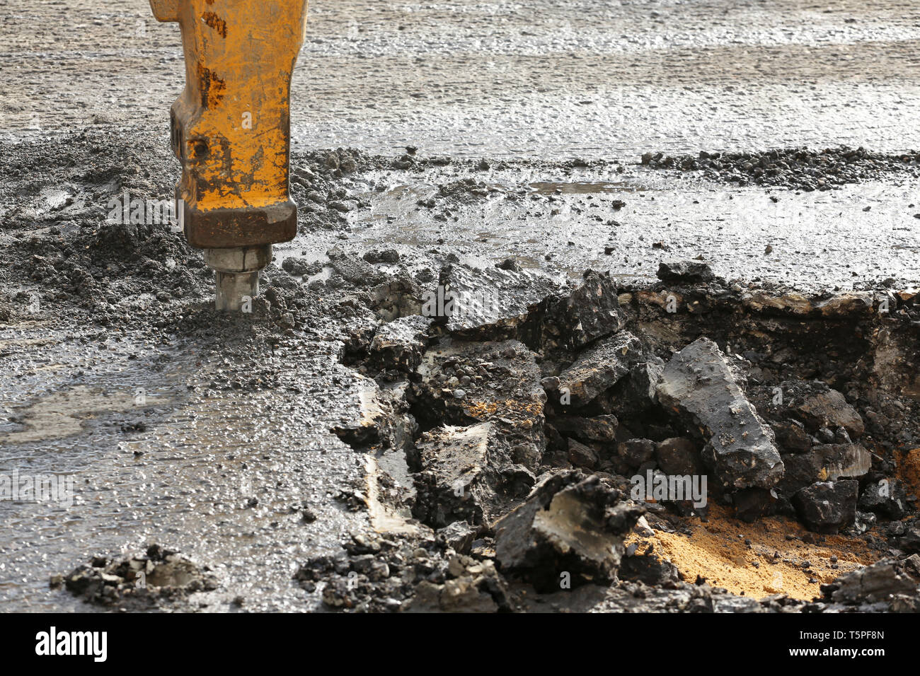 Hydraulic demolition machine hi-res stock photography and images - Alamy