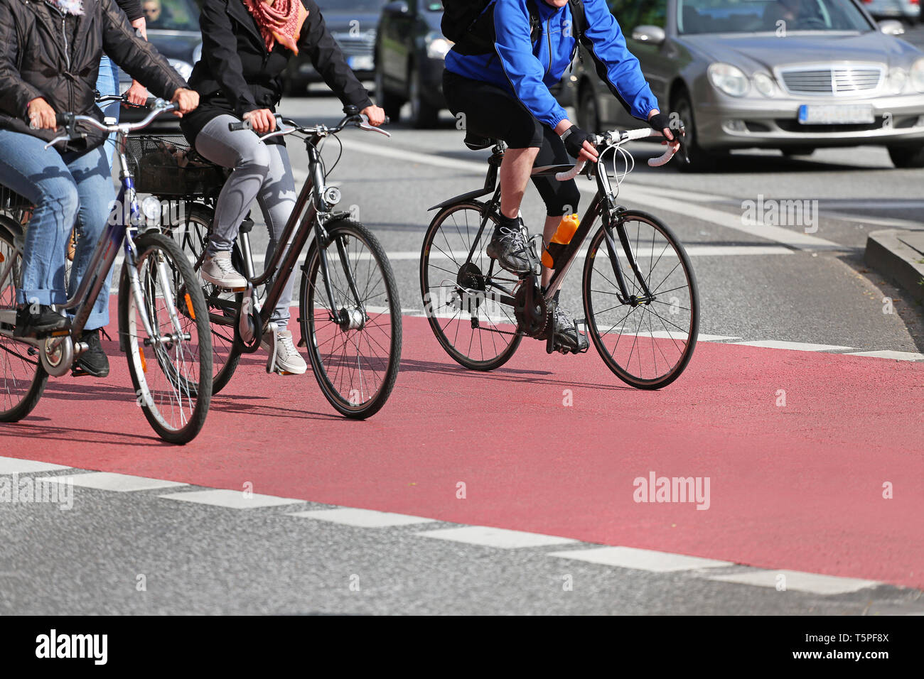 Red bicycle lane hi-res stock photography and images - Alamy