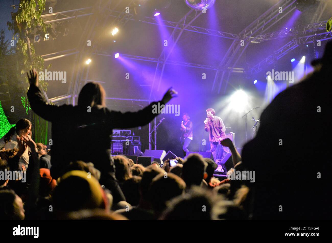 Band crowd outside hi-res stock photography and images - Alamy