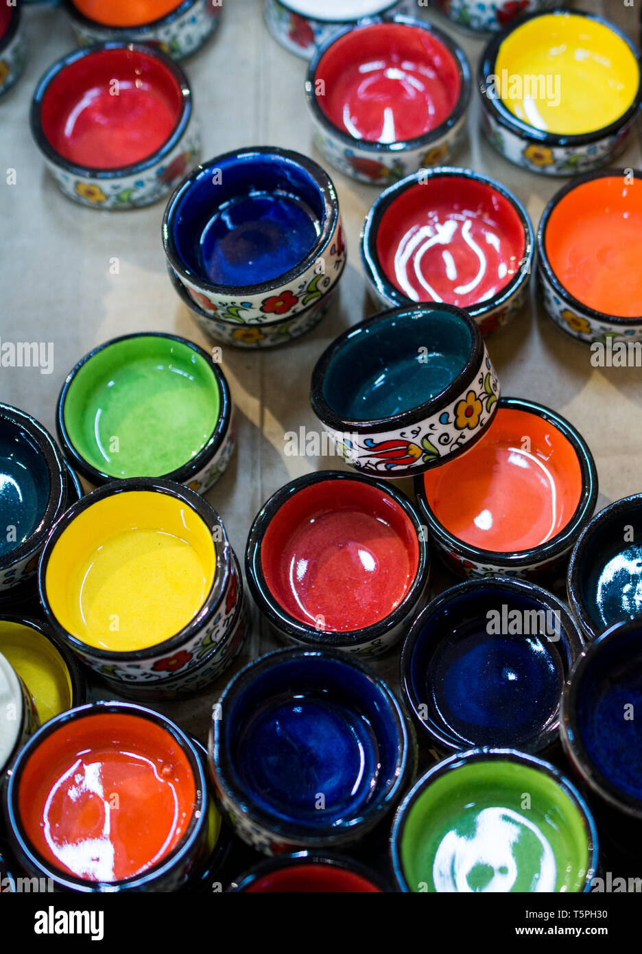 Traditional Turkish ceramic plates in bazaar Stock Photo - Alamy