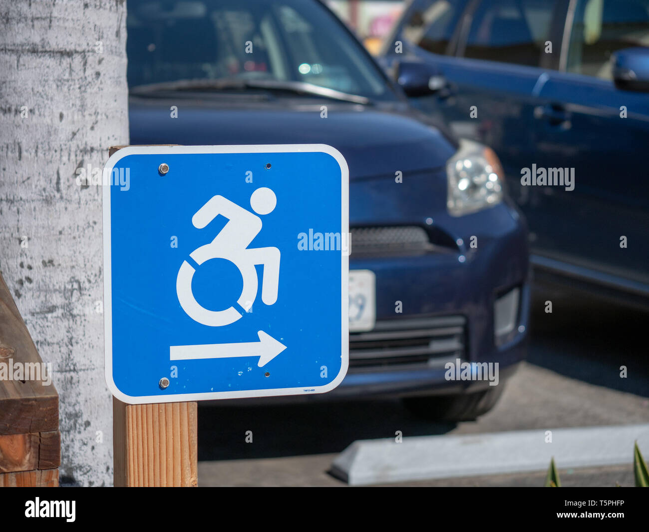 Wheelchair ramp sign hi-res stock photography and images - Alamy