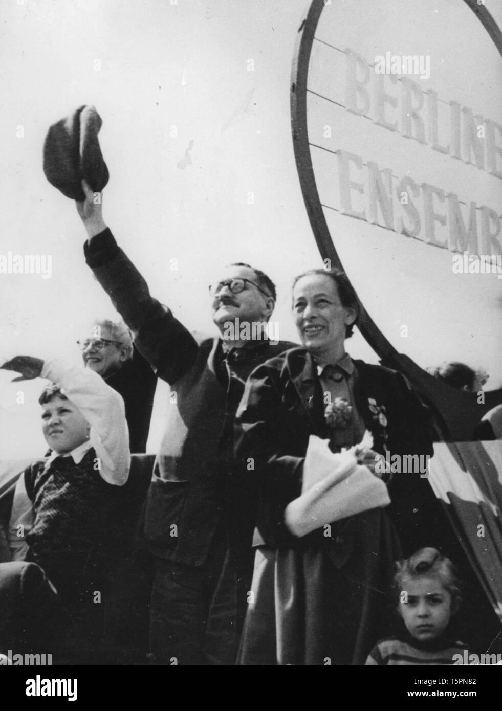 Bertolt Brecht und Helene Weigel während der Mai-Demonstration in ...