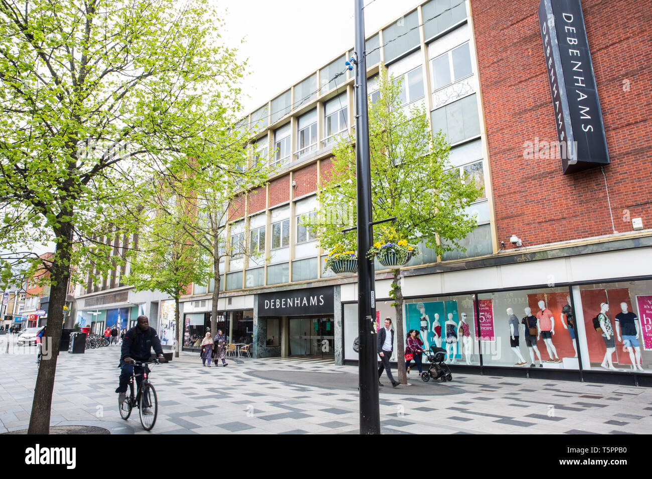 Slough berkshire 2019 high street hi-res stock photography and images ...