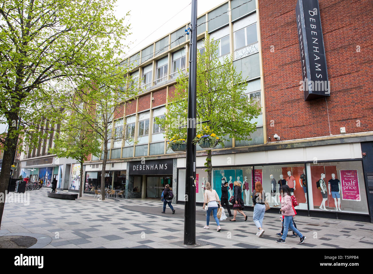 Slough berkshire 2019 high street hi-res stock photography and images ...