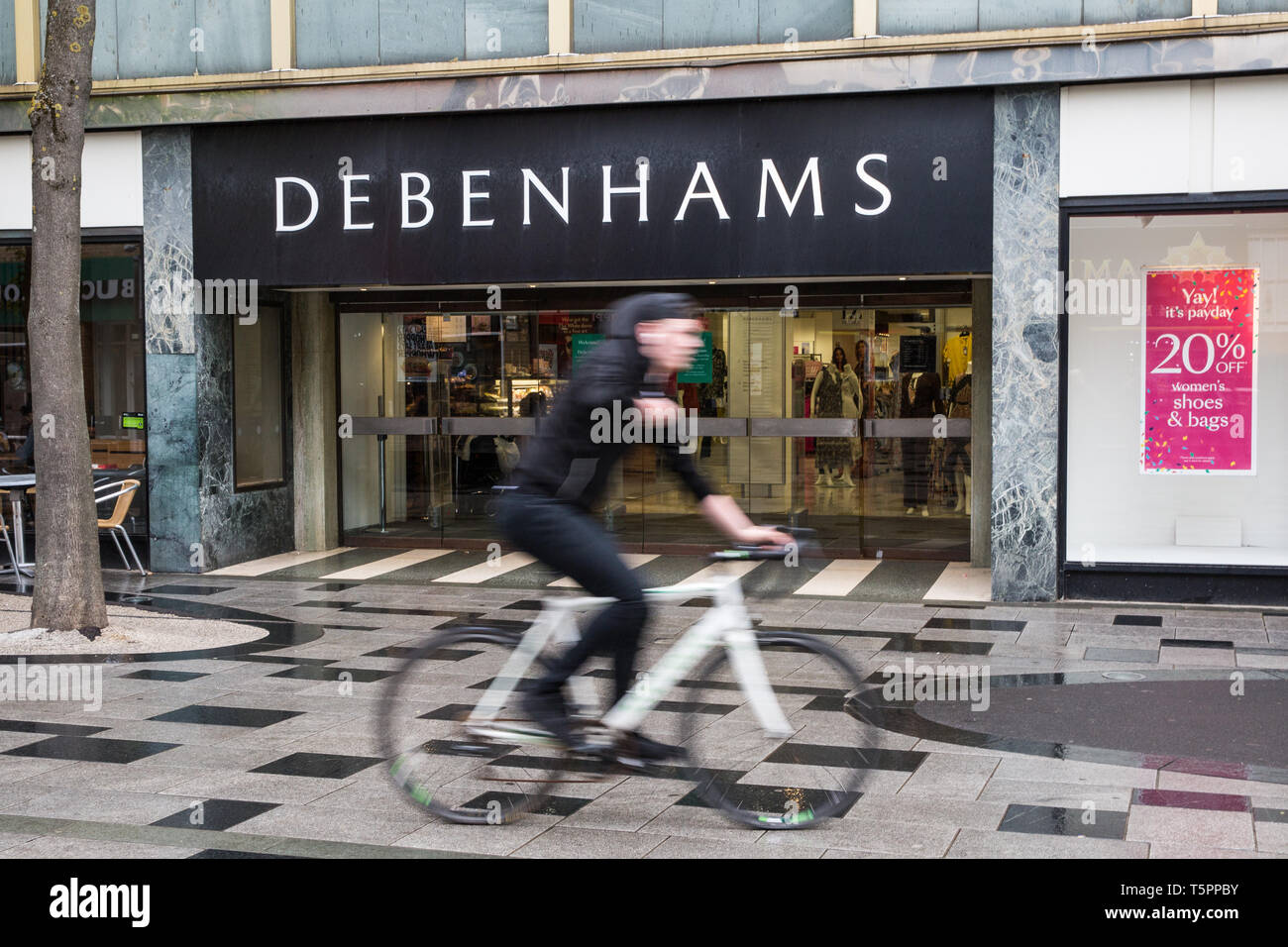 Slough berkshire 2019 high street hi-res stock photography and images ...