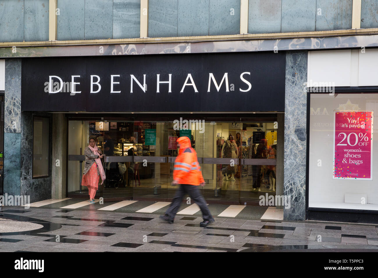 Slough berkshire 2019 high street hi-res stock photography and images ...